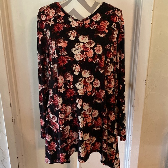 LuLaRoe | Tops | Xl Lularoe Elizabeth Tunic Black Background With Cream ...
